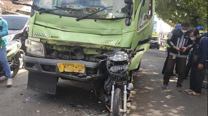 Kecelakaan Truk vs Motor, Pengemudi Roda Dua Terjepit, Evakuasi Penyelamatan Berlangsung ...