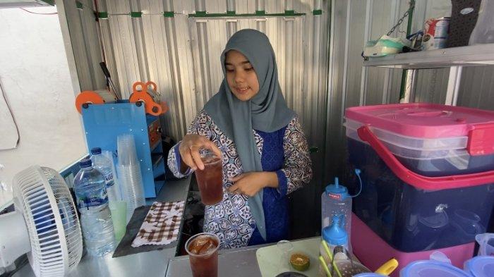 Cuan Besar dari Kedai Kontainer Es Teh Jumbo 3000-an, Cuaca Panas di Ungaran Bawa Berkah ...