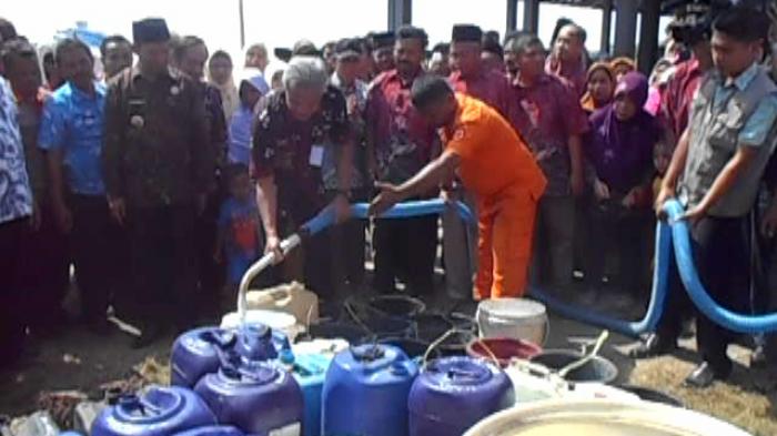Kekeringan, Warga Banyumas Beli Air Bersih Satu Jeriken Rp 5 Ribu - Tribunjateng.com