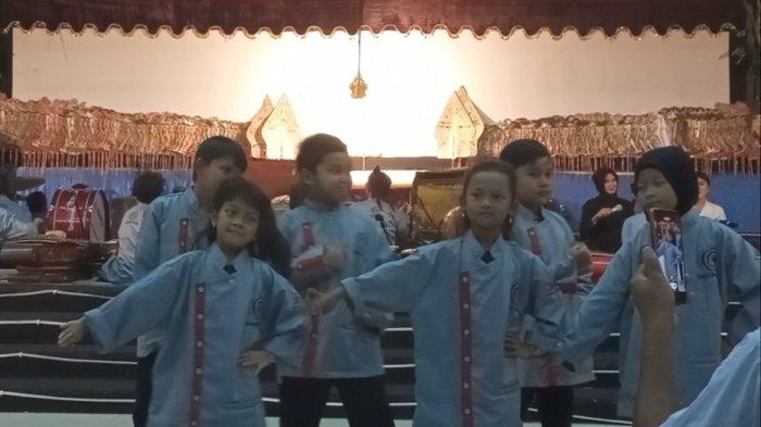 Kreasi Lagu dan Tari Kelompok Karawitan Bocah di Gedung RRI Semarang ...