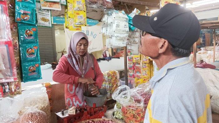 Pedagang Pasar Bitingan Kudus Keluhkan Kenaikan Harga BBM ...
