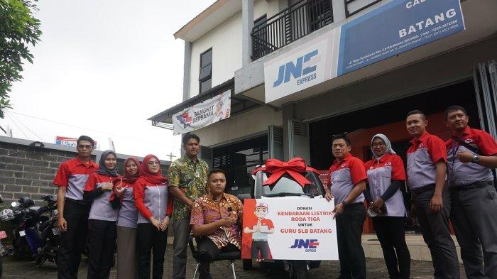 JNE Peduli, Berikan Kendaraan Listrik pada Guru Disabilitas di Batang ...