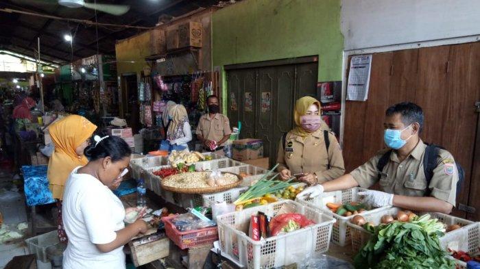 Cegah Klaster Pasar Tradisional, 500 Masker Dibagikan ke Pasar Plelen ...