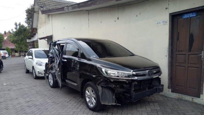 Kecelakaan Truk Tabrak Mobil & Motor di Depan Omah Batik Laweyan Solo ...