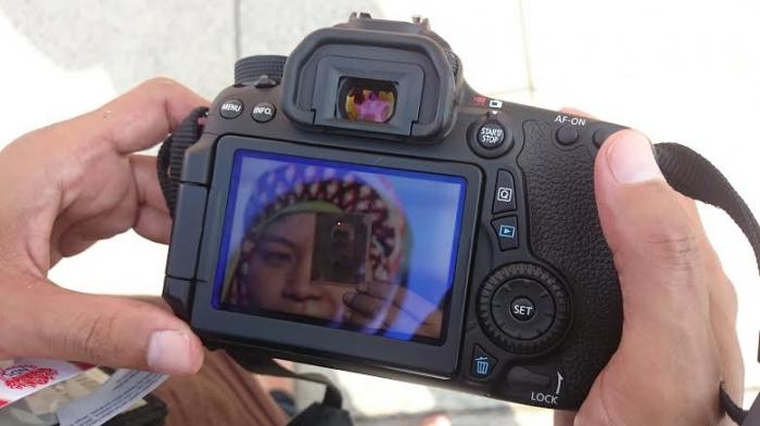 Wanita Ini Pilih Saksikan Gerhana dengan Klise Foto - Tribunjateng.com
