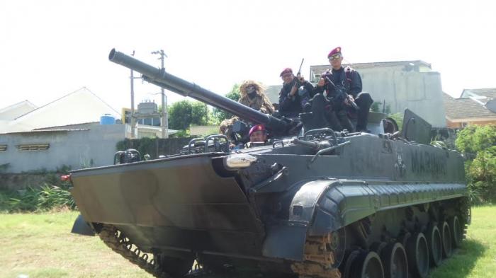Masyarakat Menyaksikan Parade Alutsista di Silang Monas Jakarta saat HUT ke 79 TNI ...