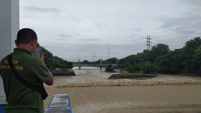 Hujan Deras Seharian, Begini Kondisi Bendung Simongan Semarang ...