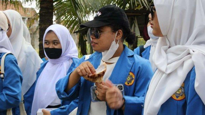 Kunjungan Kuliah Kerja Lapangan 174 mahasiswa Pendidikan Ekonomi ...