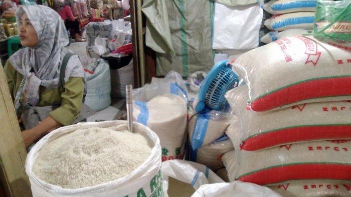 Pedagang Pasar Bitingan Kudus Mulai Kelimpungan, Pasokan Beras Minim ...