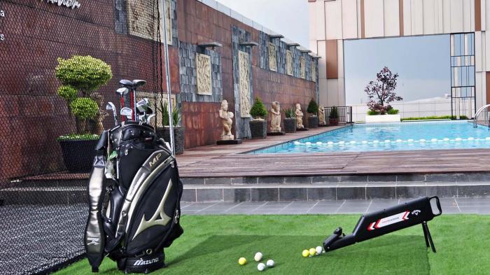 Wow ! ! Main Golf di Hotel Gumaya Bisa Sambil Lihat Pemandangan Kota ...