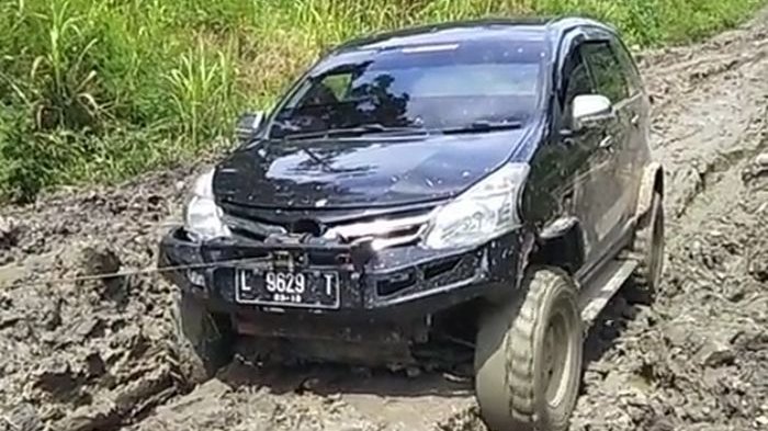 Modifikasi Mobil Avanza 4x4 Lolos Dari Jalan Berlumpur 'MPV Melawan ...