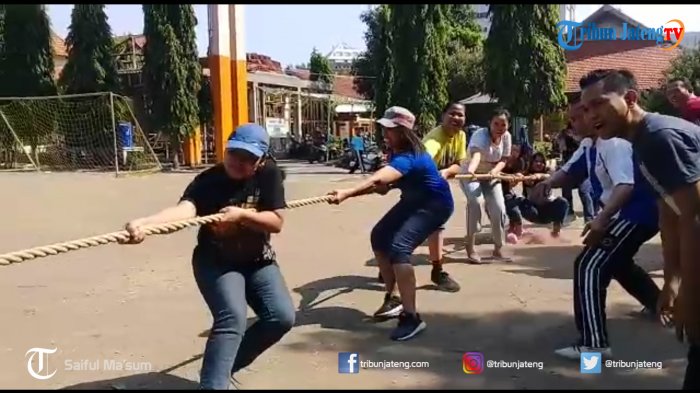 VIDEO SEMARANG : Keseruan Lomba Tarik Tambang dan Badminton Oetama Cup - Tribunjateng.com