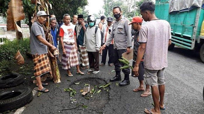 Innalillahi Wa Innailaihi Rojiun, 1 Keluarga Tewas Kecelakaan Motor Vario Vs Truk, Terperosok ...