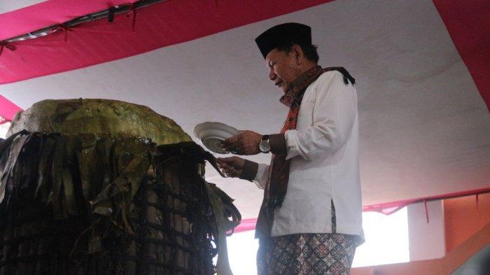 Catat Tanggalnya! Tradisi Sajian Lupis Raksasa Setinggi Dua Meter ...