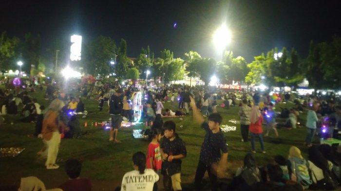 Ribuan Warga Padati Alun-alun Kudus Jelang Pergantian Tahun - Tribunjateng.com