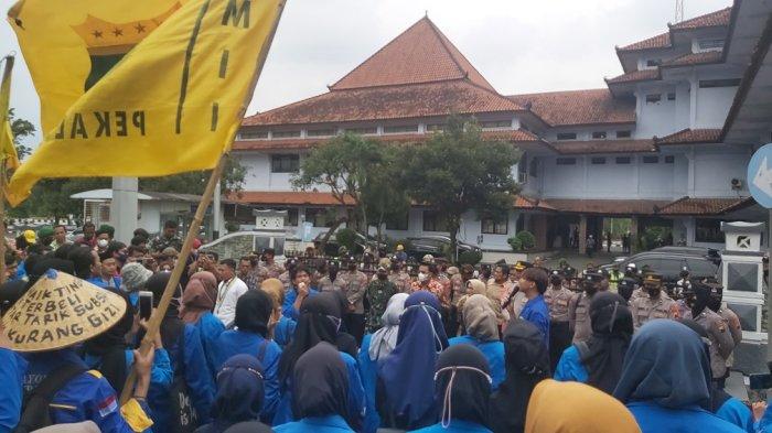 PMII Pekalongan Unjuk Rasa di Depan Kantor Bupati Pekalongan, Tolak Kenaikan Harga BBM ...