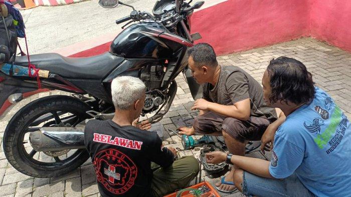 Sosok Mbah Uban Relawan "Rambut Putih" Tolong Pemudik yang Alami ...