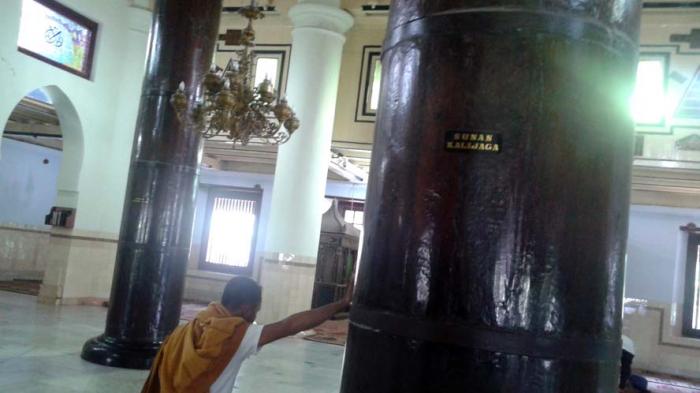 Ini Lho Tiang Masjid Berbahan Tatal Kayu Buatan Sunan Kalijaga ...