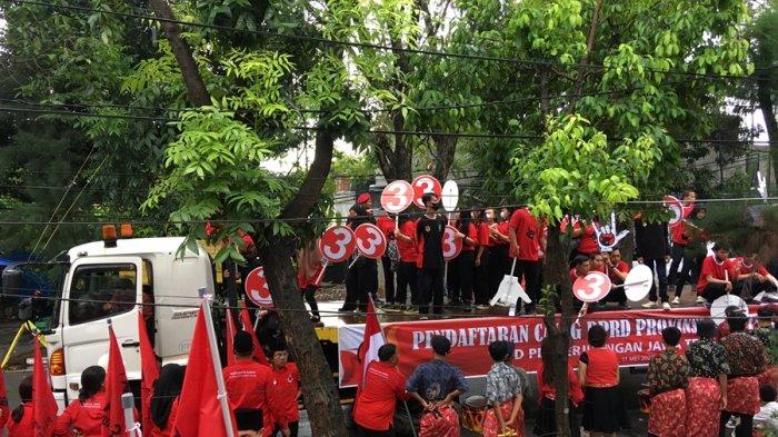 Massa PDIP Merahkan Kantor KPU Jateng, Targetkan Kemenangan Spektakuler ...