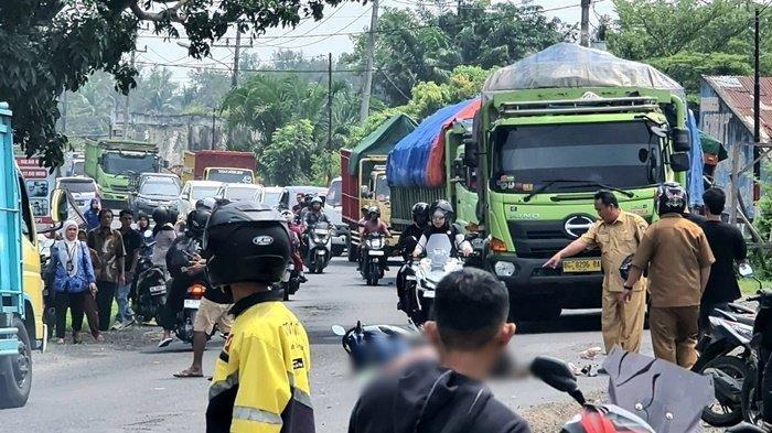 Gagal Nanjak, Dump Truk Mundur Lindas 2 Motor, 1 Pengendara Tewas dan 1 Kritis - Tribunjateng.com