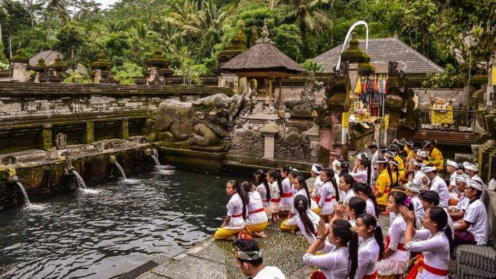 Apa Itu Melukat? Ritual Menyucikan Diri Masyarakat Bali,Kini Jadi ...