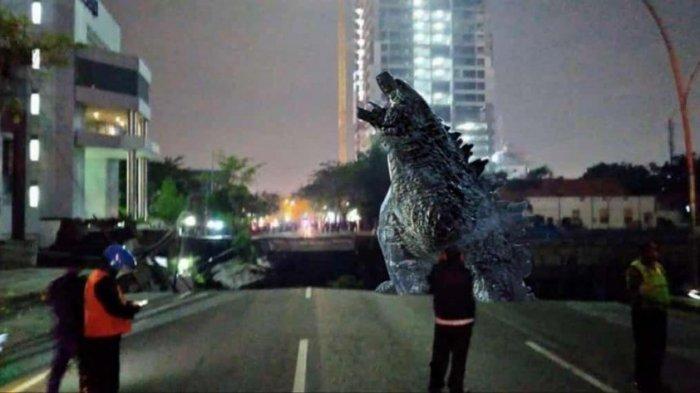 Jalan Gubeng Surabaya Ambles, Sutopo Humas BNPB Komentari Meme Kocak ...