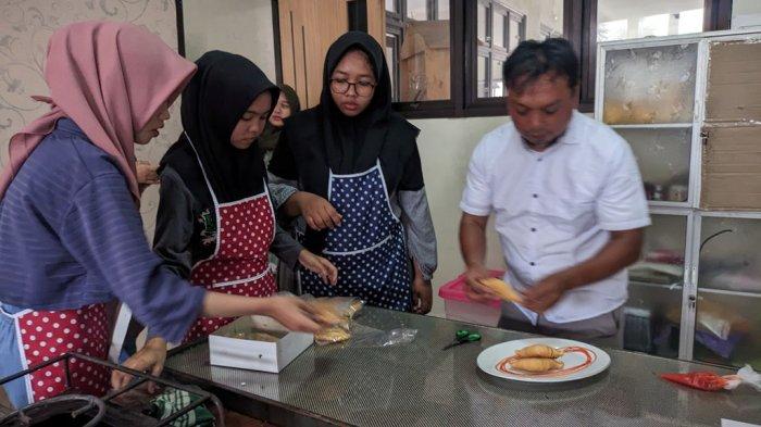 Peserta BLK Kudus Diajari Beragam Cara Pembuatan Roti dan Kue ...