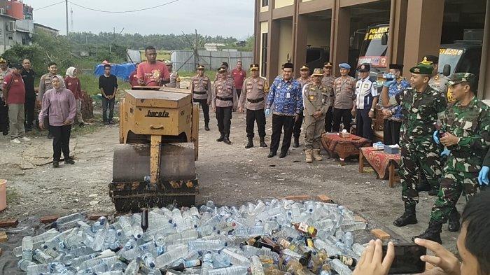 Polres Blora Musnahkan Ribuan Botol Miras Hasil Sitaan Operasi Pekat Candi 2025 - Tribunjateng.com