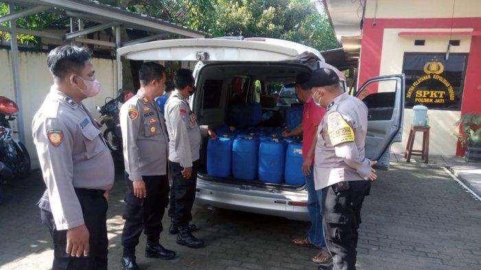 Polisi Hadang Minivan di Perempatan Pasar Doplang Blora, 900 Liter Arak ...