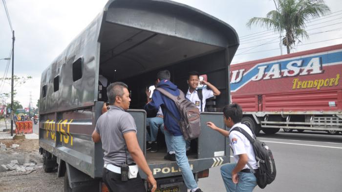 Buruh Pabrik dan Pelajar Ungaran Sempat Terlantar - Tribunjateng.com