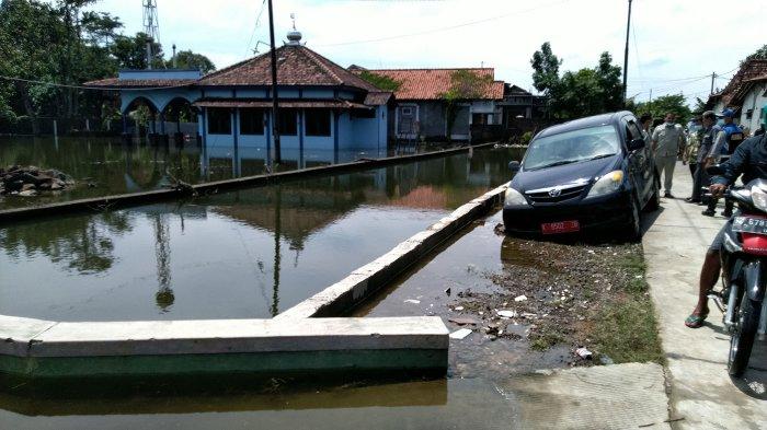 Banjir Terparah Melanda Desa Setrokalangan Kudus, Akses Jalan Tergenang Air: Harus Pakai Perahu ...