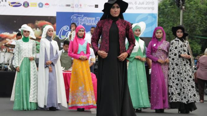 Model Cantik-cantik Ini Berpose Di Jalan Pahlawan Semarang ...