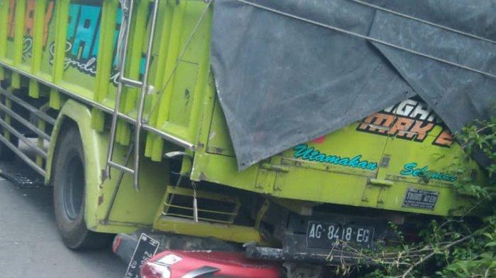 Detik-detik Truk Angkut Beras Mundur Lalu Hantam Mobil dan Motor di ...