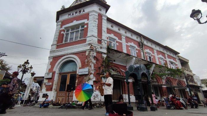 Suara Saksofon dan Biola oleh Musisi Jalanan Bikin Syahdu Suasana Kota ...