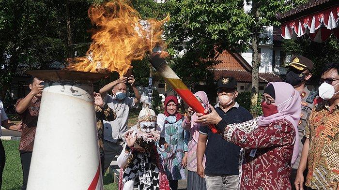 Kirab Obor Pesonas 2022 Tiba di Kabupaten Batang - Tribunjateng.com