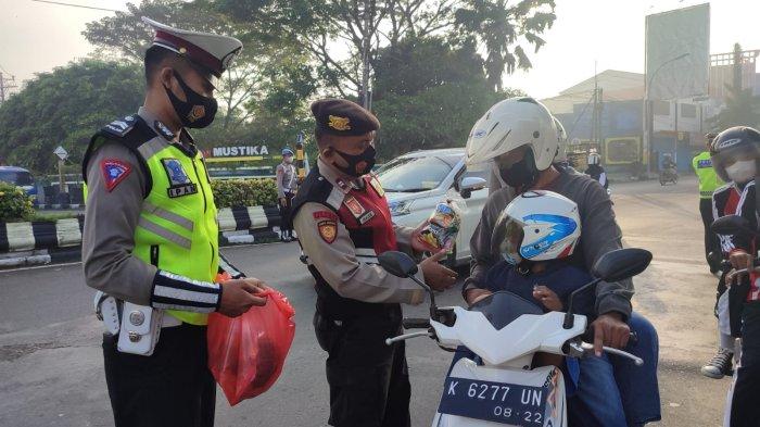 Hari Ketiga Operasi Patuh Candi 2022, Polisi Blora Bagikan Paket Jajan Kepada Pengguna Jalan ...