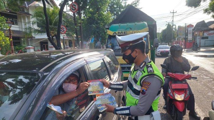 Operasi Zebra Candi, Polres Wonogiri Pasang Baliho di Lokasi Rawan Kecelakaan dan Bagikan ...