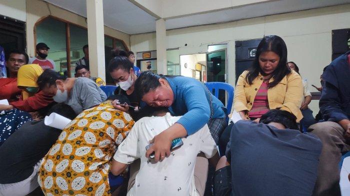 Tangis Orangtua Pecah saat Anaknya Ditangkap Polisi Karena Jadi ...