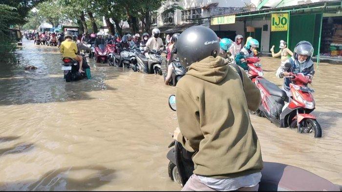 Akibat Banjir Sejumlah Motor Mogok di Jalan Tanjung Karang Kudus, Kemacetan Hingga Berjam-jam ...