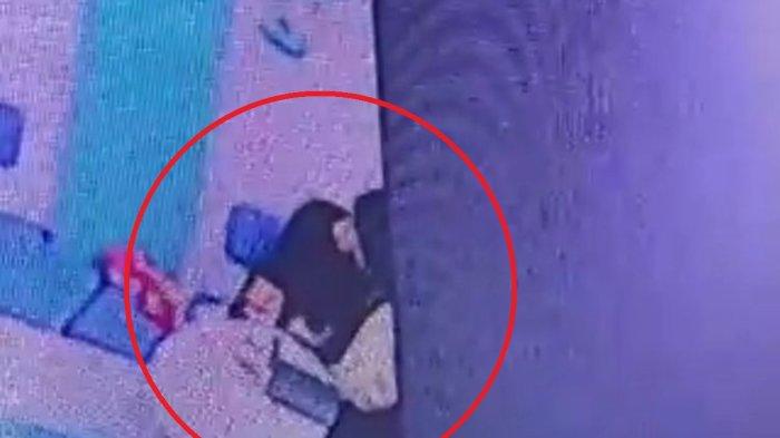 Viral Sejoli Mesum di Kedai Es Krim Ketika Sepi, Terekam Kamera CCTV Wanita Berhijab Pegang ...