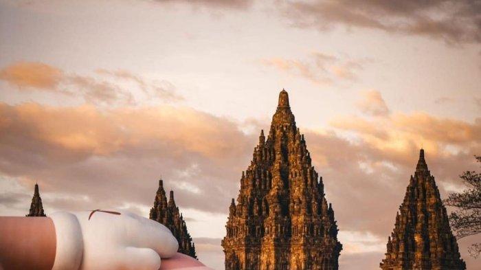 7 Potret Patung KAWS di Prambanan Sampai 31 Agustus, Bikin Harga Tiket ...