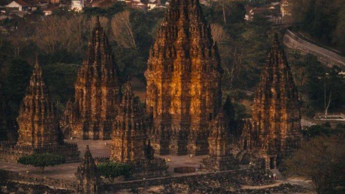 7 Potret Patung KAWS di Prambanan Sampai 31 Agustus, Bikin Harga Tiket ...