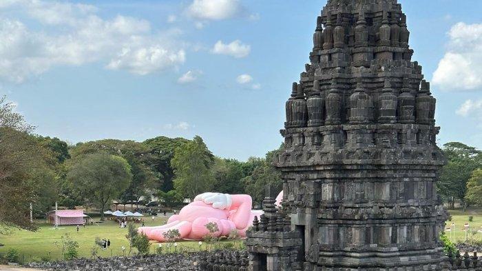7 Potret Patung KAWS di Prambanan Sampai 31 Agustus, Bikin Harga Tiket ...