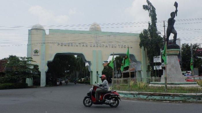 Memprihatinkan, Begini Kondisi Patung Obor di Pakembaran Slawi, Cat ...
