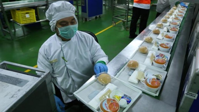 Pernah Menikmati Hidangan di Pesawat? Inilah Proses Memasak yang ...