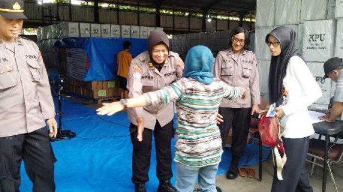 Polres Kudus Lakukan Pengamanan Pelaksanaan Pelipatan Surat Suara Pemilu 2024 - Tribunjateng.com