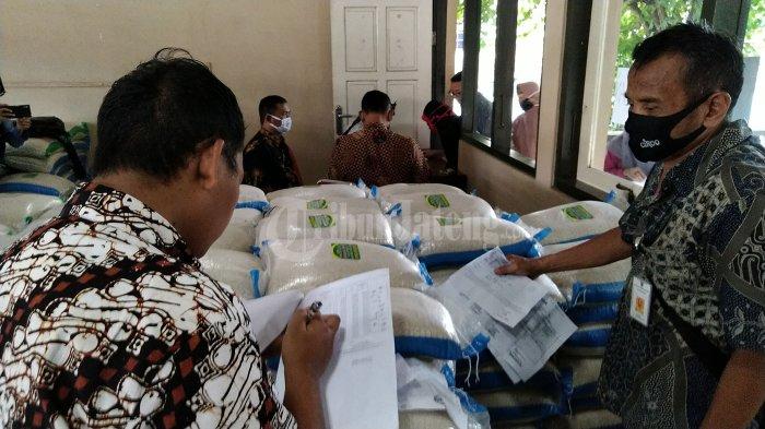 Kuli Angkut Barang dan Pedagang Pasar di Kudus Gembira Dapat Beras 10 ...