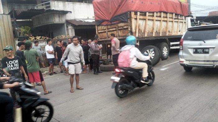 Kecelakaan di Bekasi, Pengendara Motor Tewas Tabrak Truk Ganti Ban - Tribunjateng.com