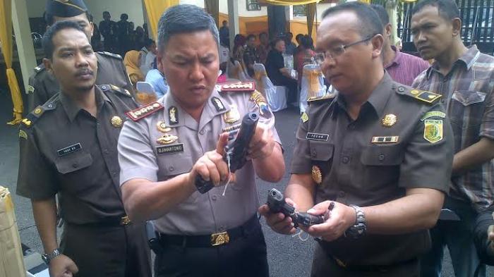 Djihartono Coba Tembakkan Pistol ke Langit Sebelum Dimusnahkan - Tribunjateng.com