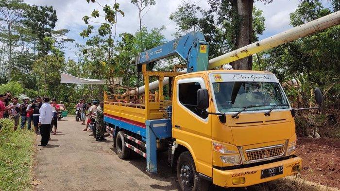 Diduga Gagal Jadi Kades, Bantuan Tiang Listrik di Desa Guwo Pati ...